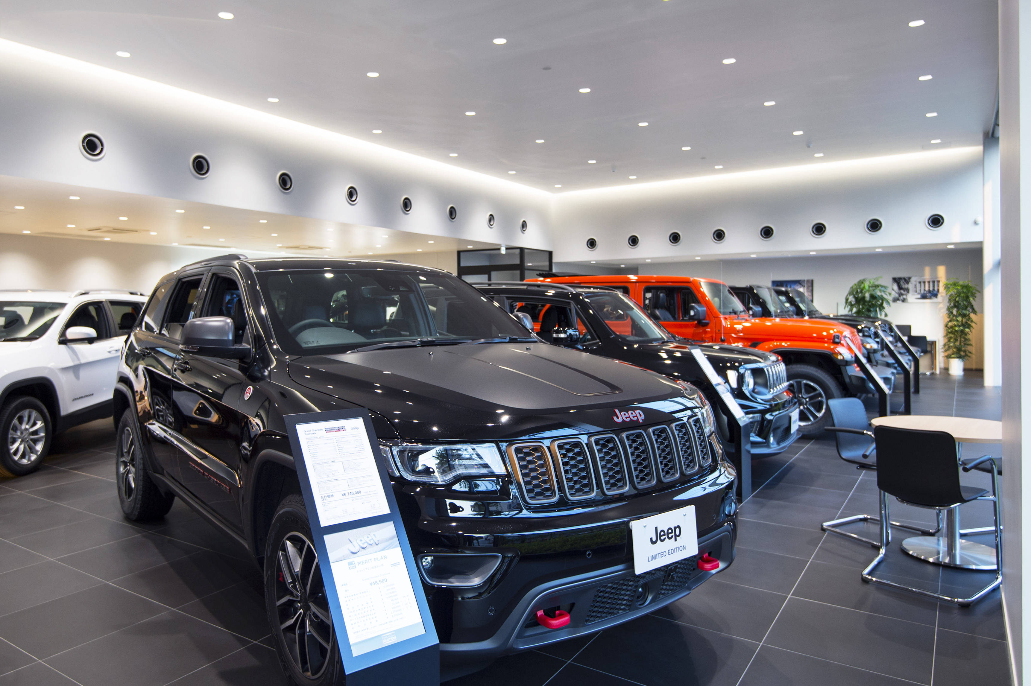Jeep 西東京 | Works | 自動車ショールーム、カーディーラー店舗の設計、デザイン | 株式会社アーバンスペース